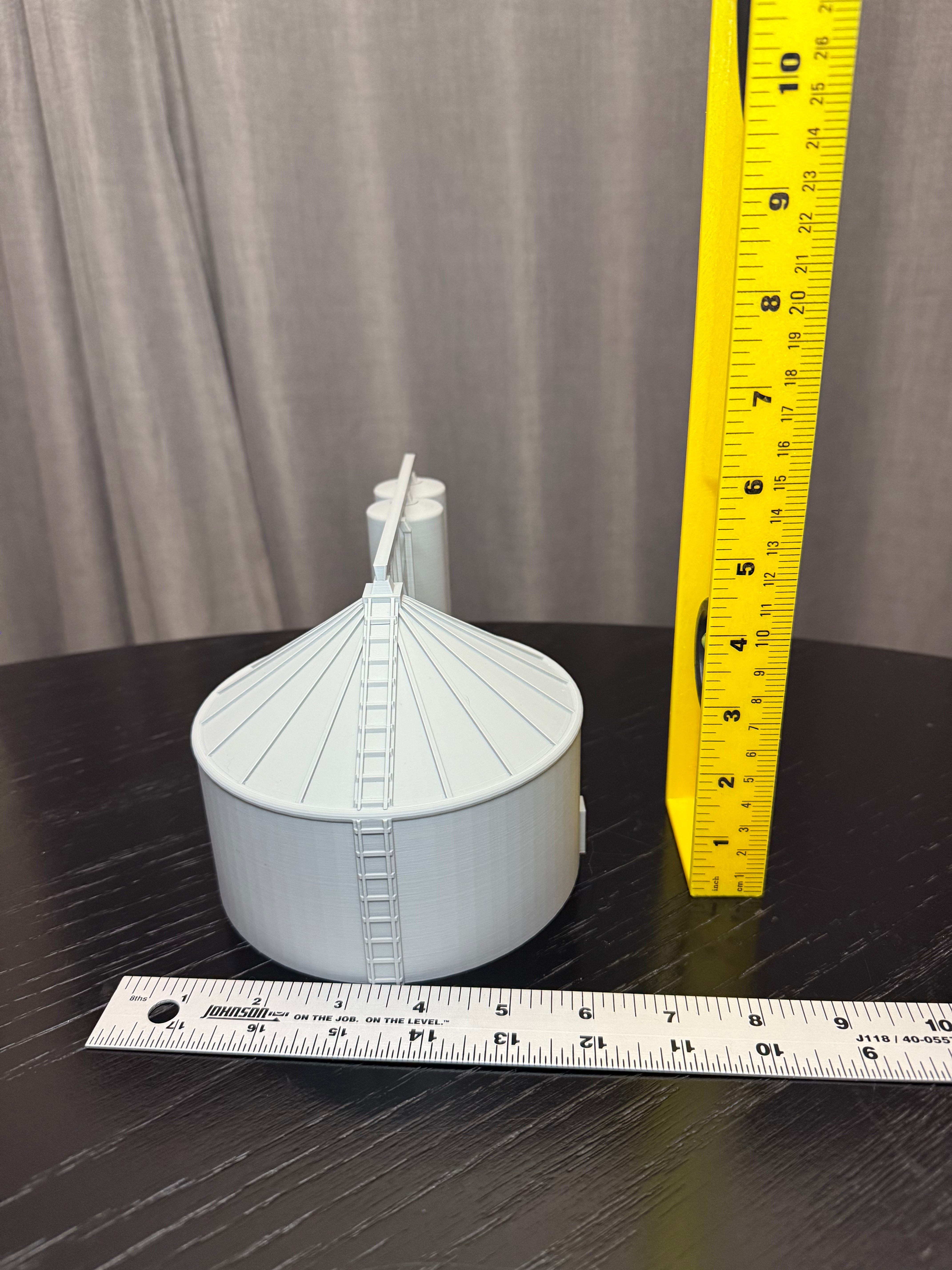 HO Scale Grain Silos / 1:87 Scale / No Assembly Required - Built And R ...